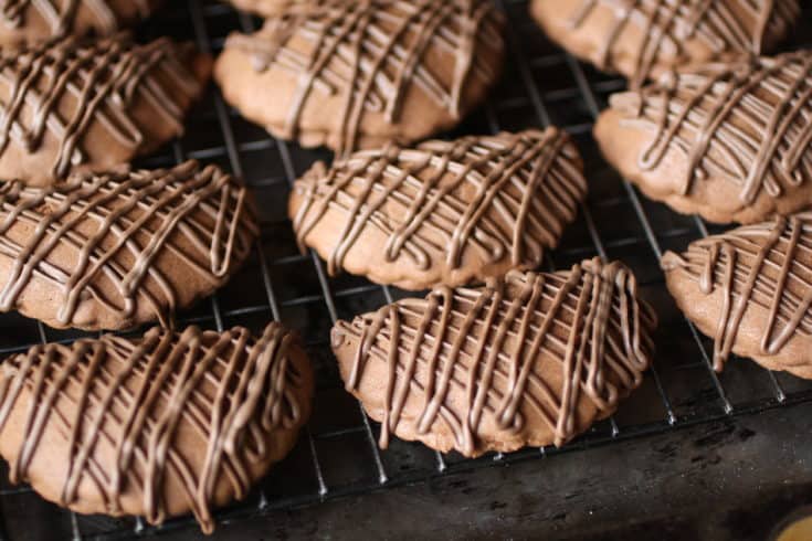 Alfajores (Dulce de Leche Sandwich Cookies) - Chipa by the Dozen